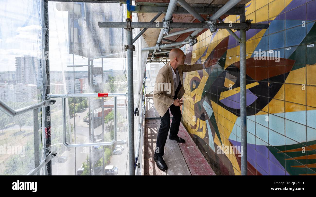 11 July 2022, Saxony-Anhalt, Halle (Saale): The eyes of Karl Marx stand ...
