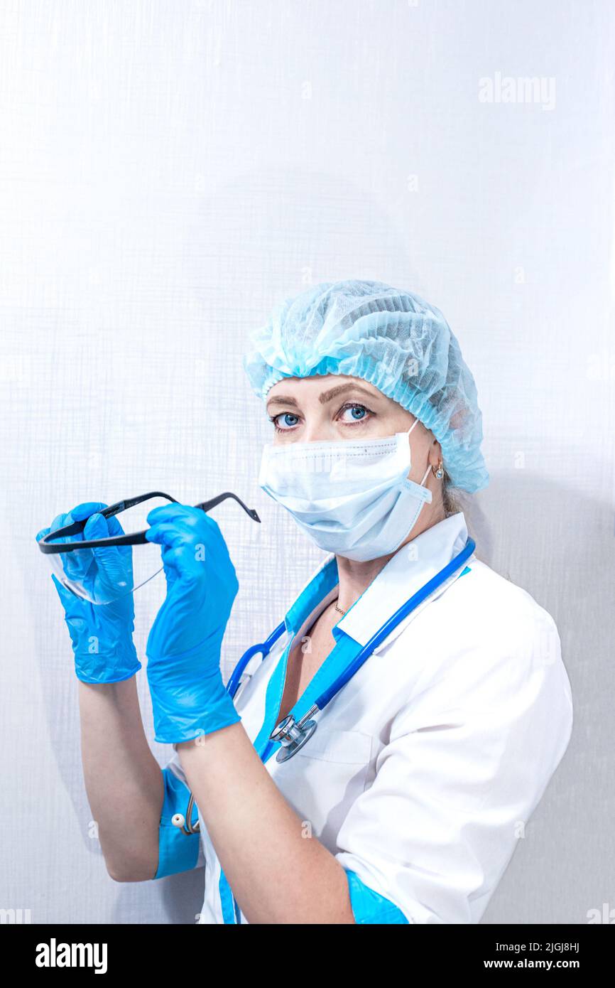 nurse puts on goggles, uses personal protective equipment against viral ...