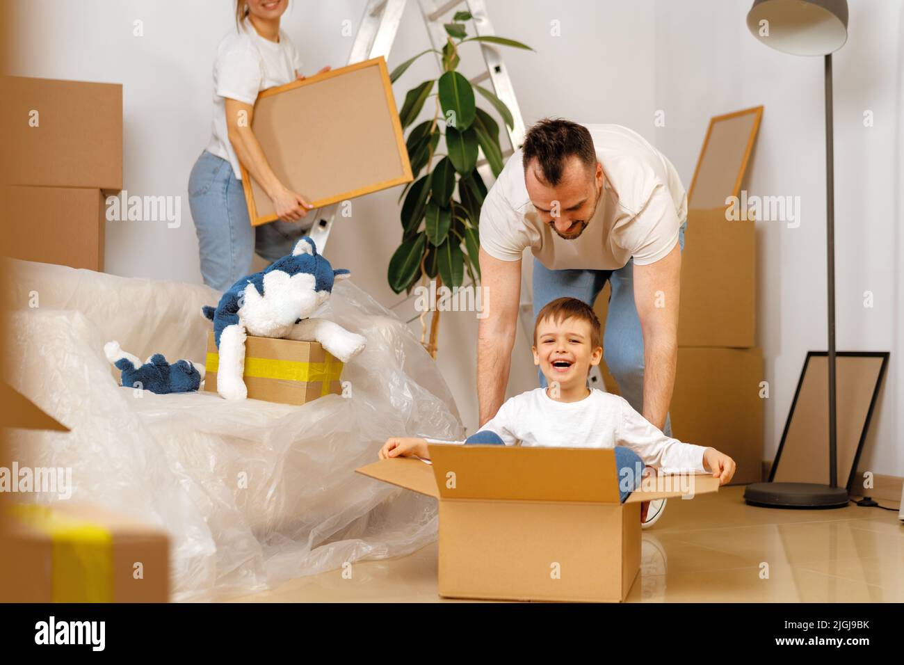 Parents son packing boxes hi-res stock photography and images - Alamy