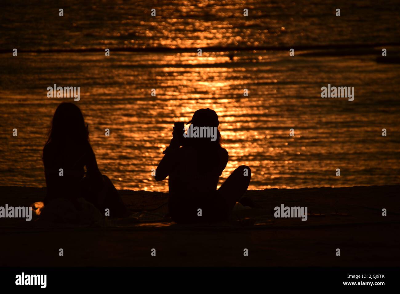 Two girls sunset silhouette hi-res stock photography and images - Alamy