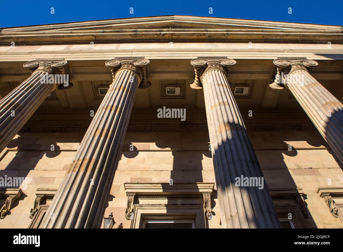The beautiful architecture of the Royal Bank of Scotland building ...