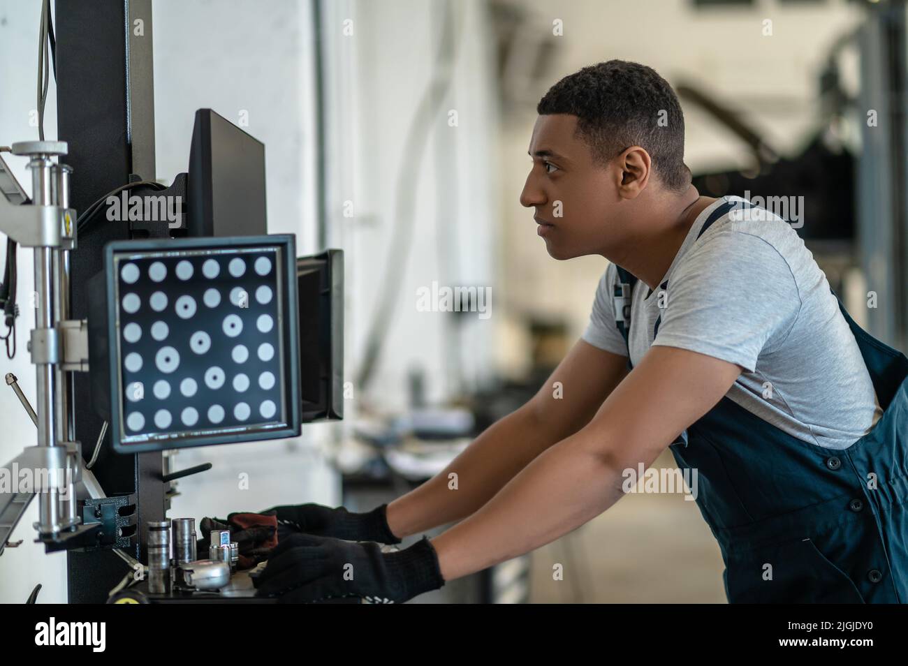 Car mechanic using the desktop PC in the workplace Stock Photo - Alamy