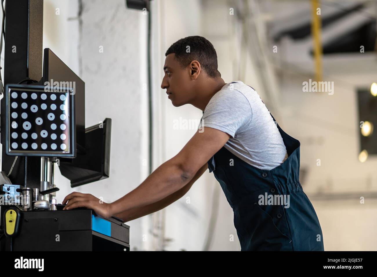 African mechanic in repair shop hi-res stock photography and images - Alamy