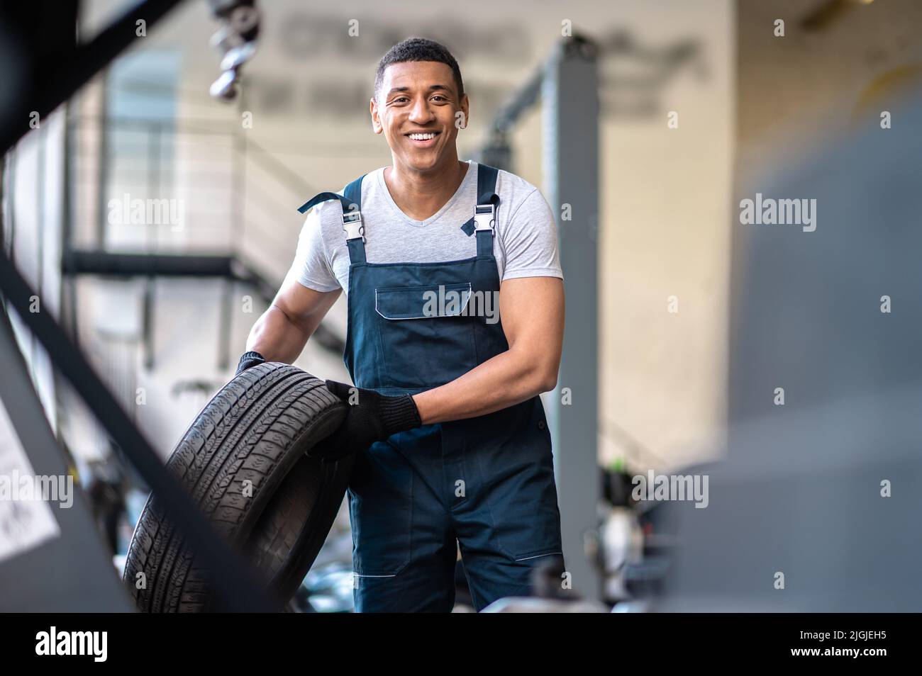 Service station worker hi-res stock photography and images - Alamy