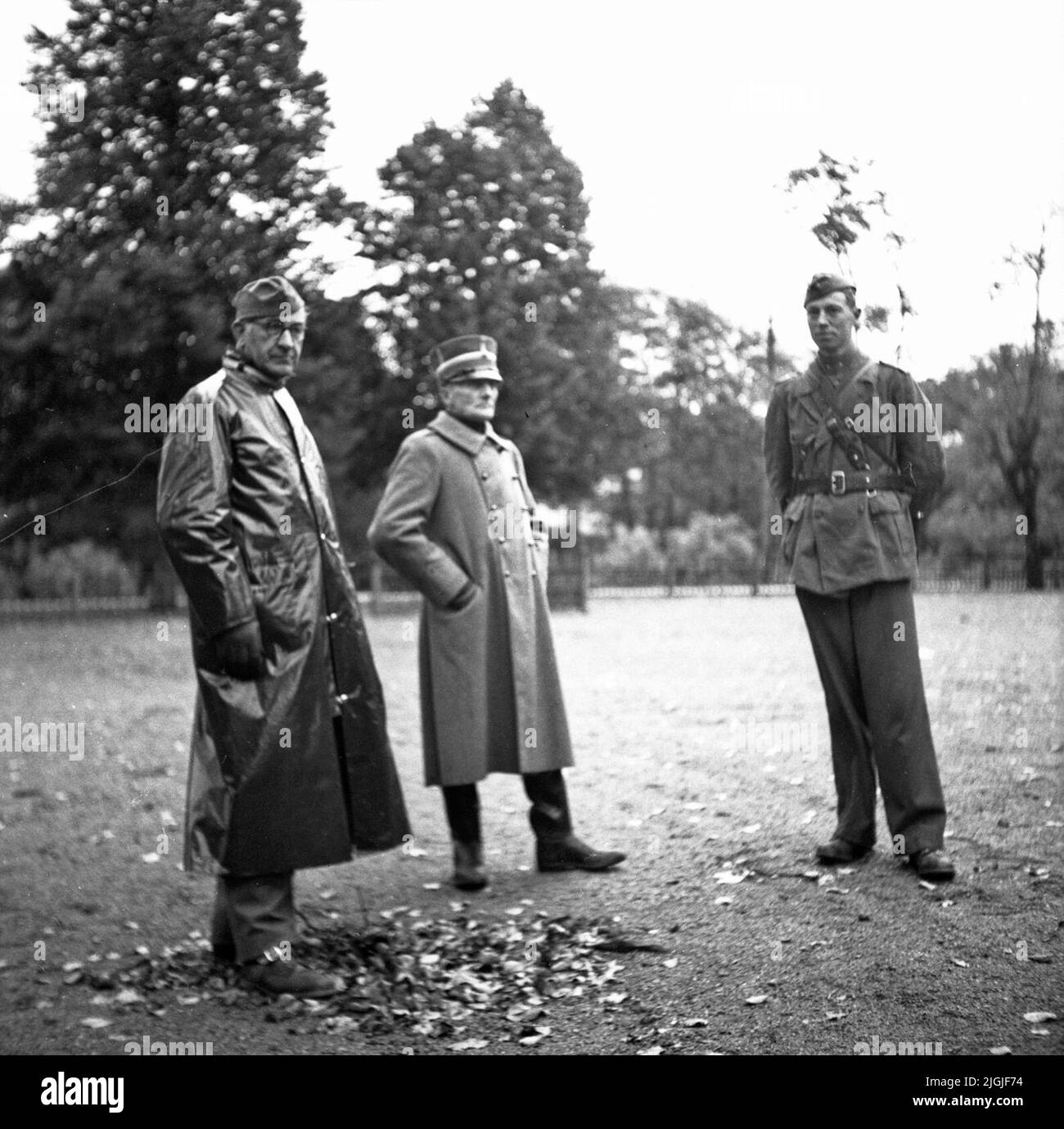Group military soldiers armed training hi-res stock photography and ...