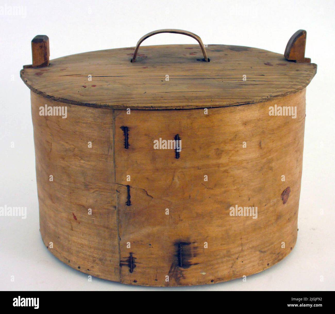 Äska Out. Large, round, of wood, unpainted. Sweep sewn with iron wire ...