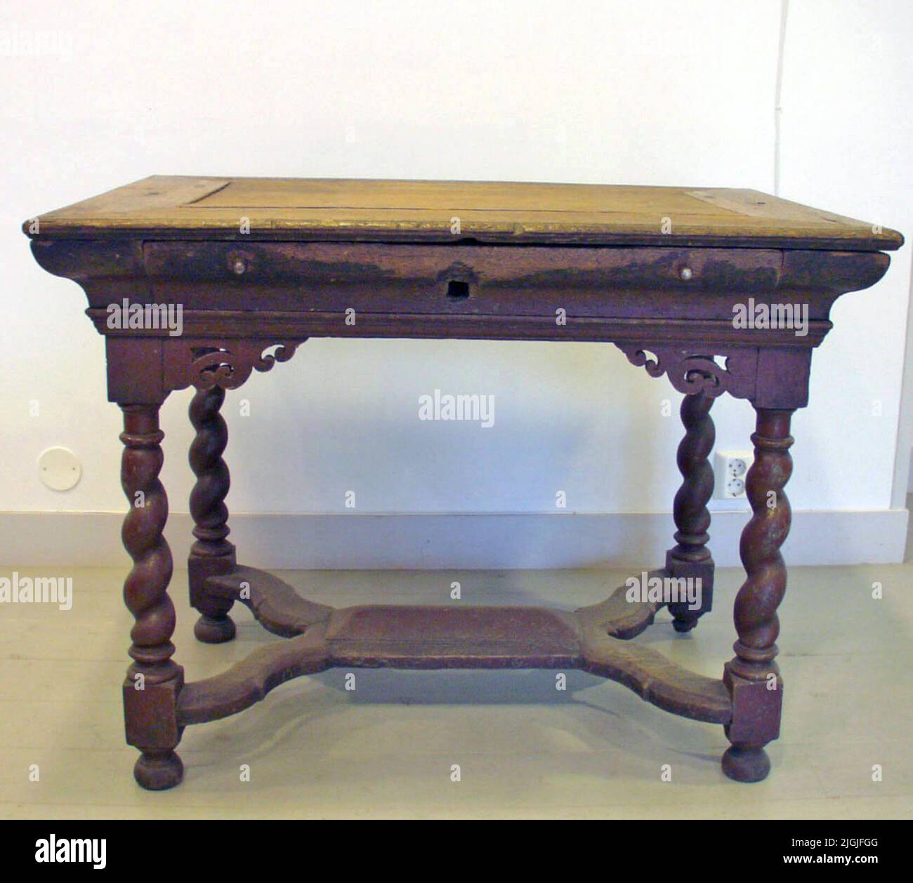 Bord Table spiral -turned legs and at the bottom form an extended cross ...