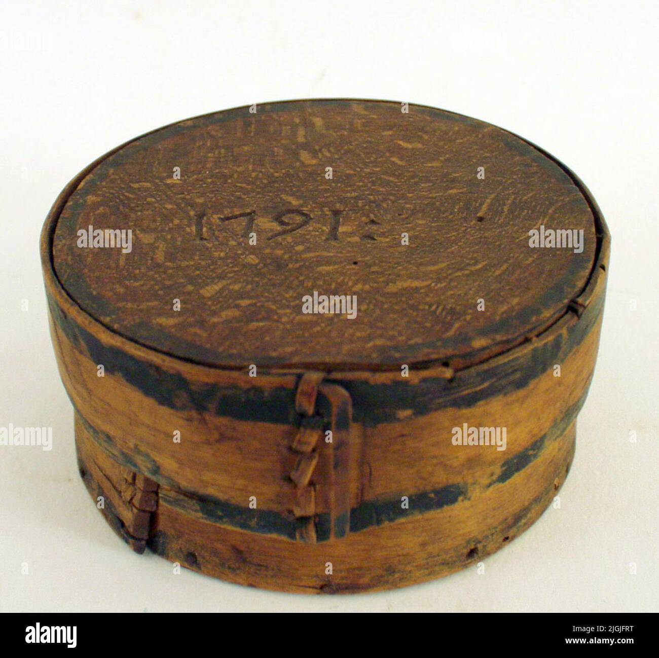 Dosa Dose of wood. Round, with lid. Sweeped book. Sweeping grooved on ...