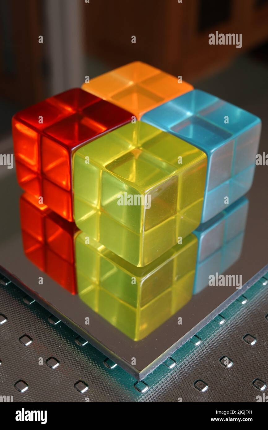 Mirror cube hi-res stock photography and images - Alamy