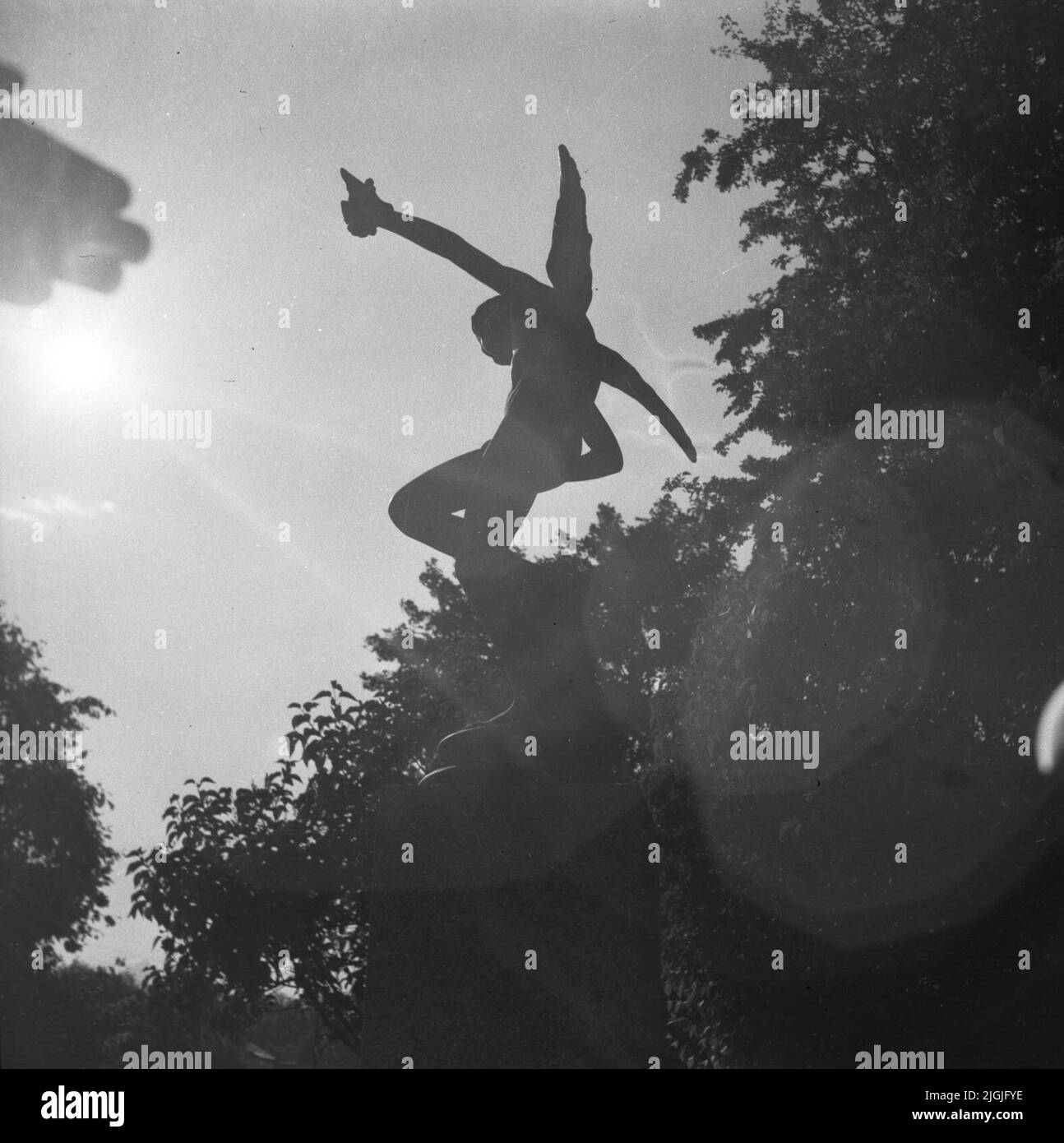 The bronze statue "The delight" by the artist Per Hasselberg in ...