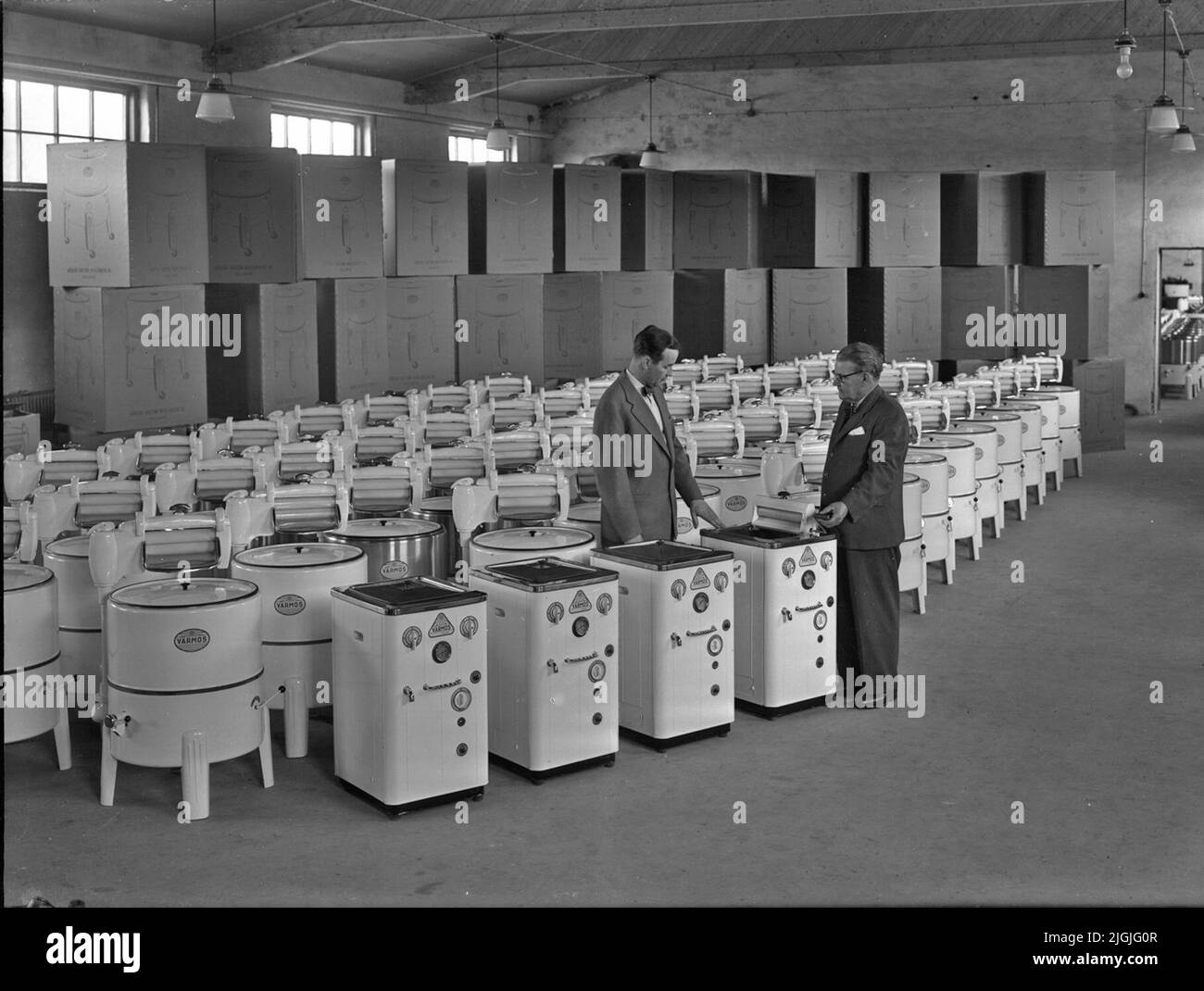 1950s historical engineering factory hi-res stock photography and ...