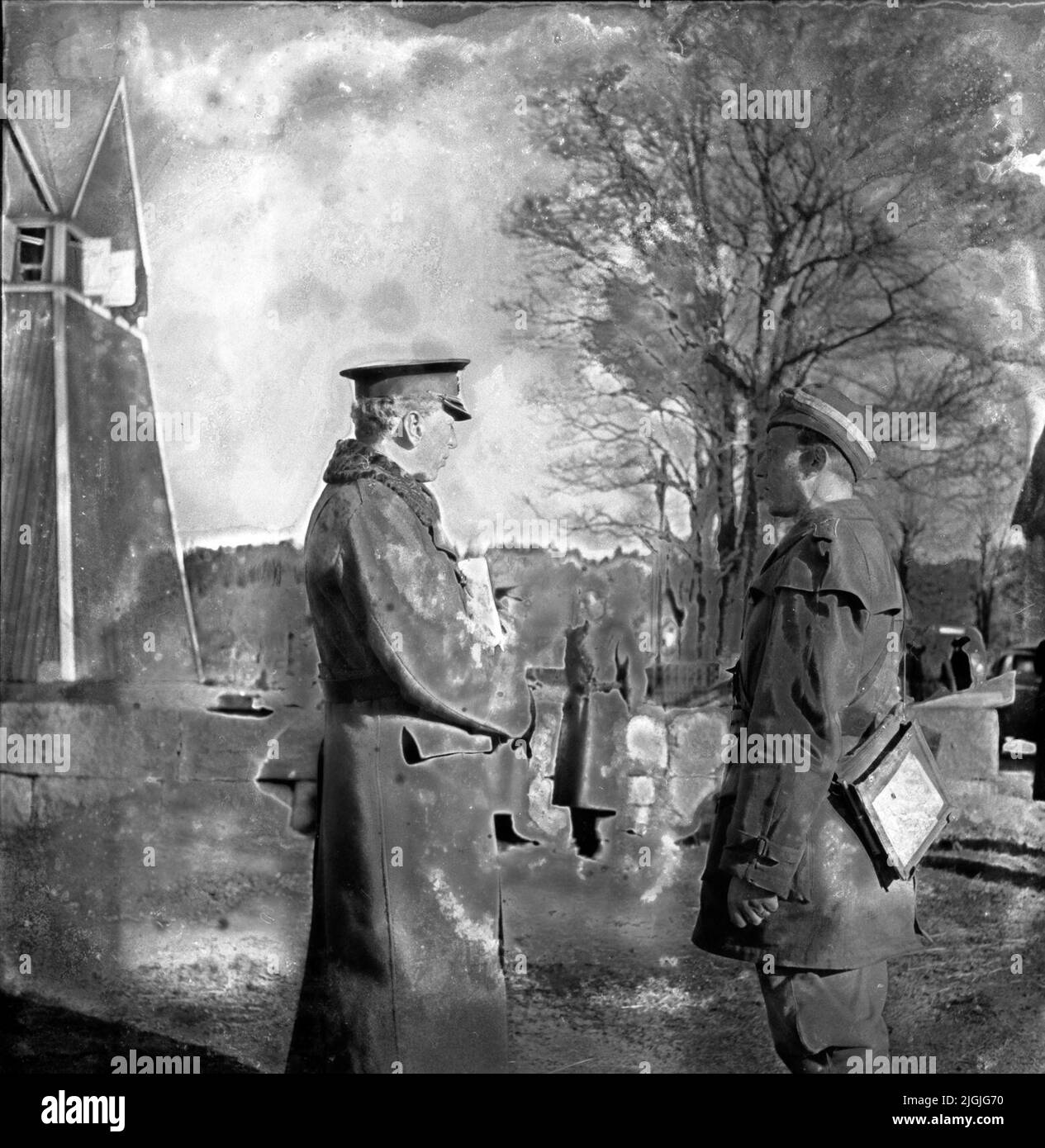 Military field exercise in Backaryd. Officers in consultation. To the ...