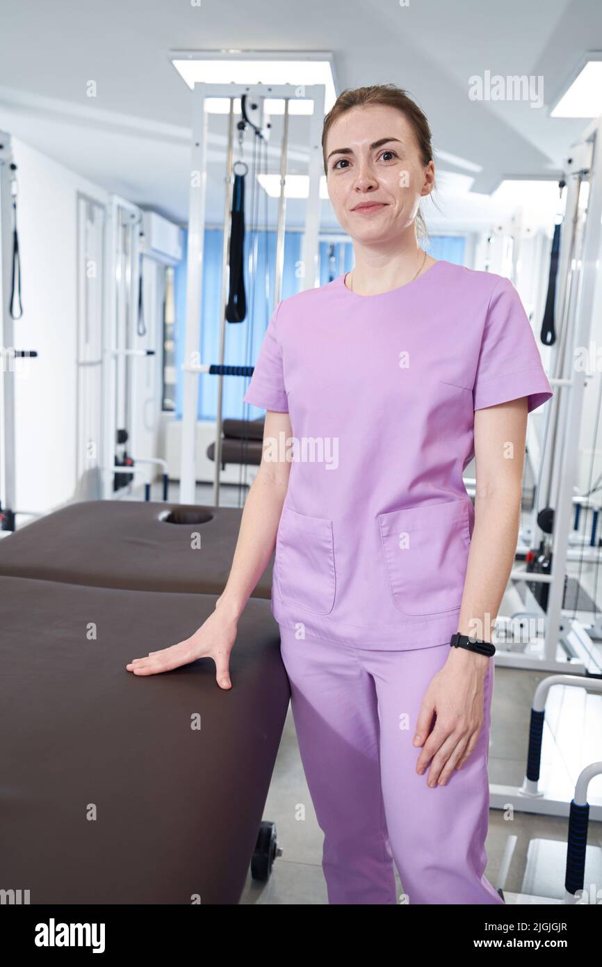Female doctor physiotherapist standing in physical therapy clinic Stock ...