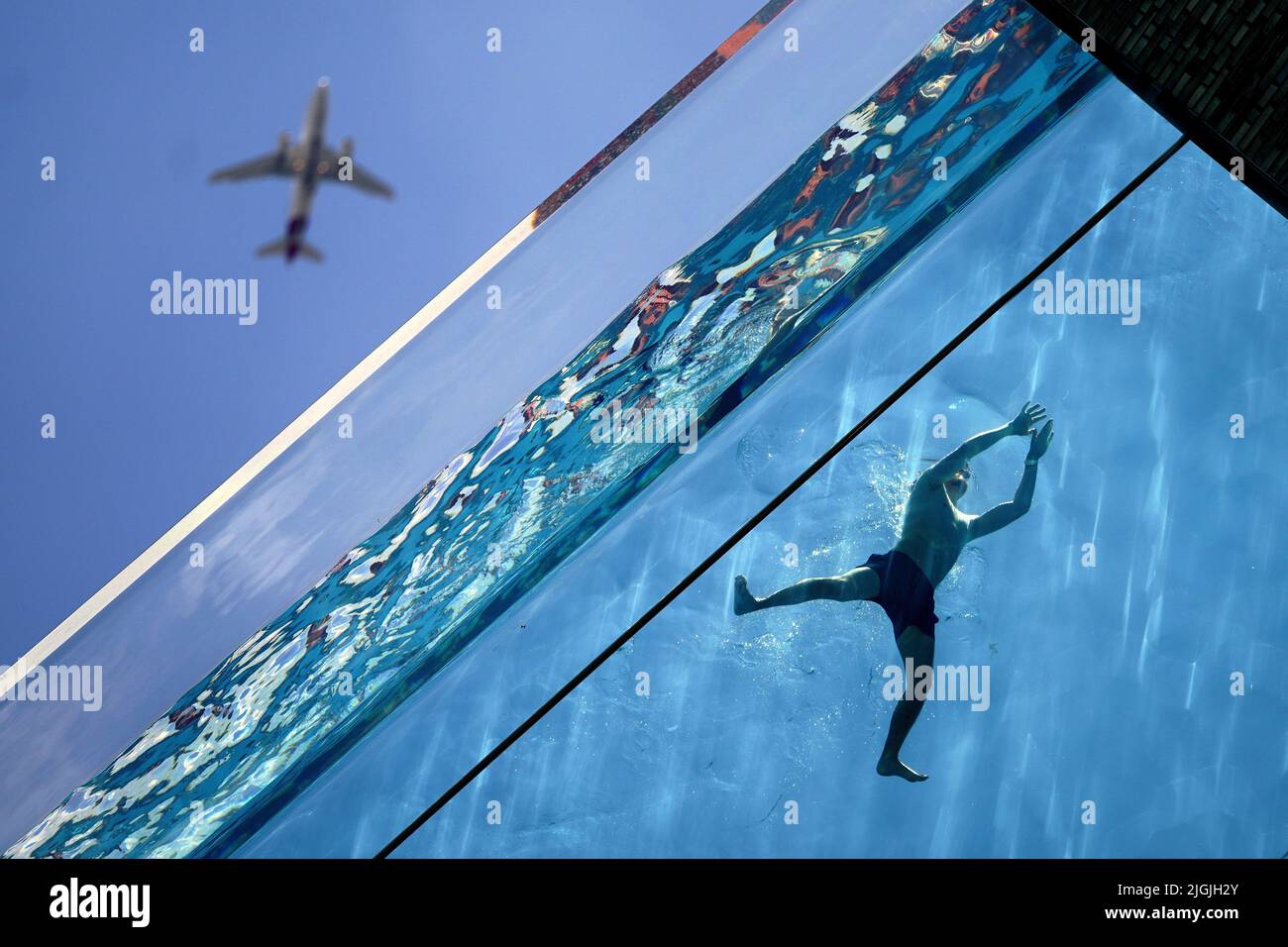 Nine elms swimming pool between buildings hi-res stock photography and ...