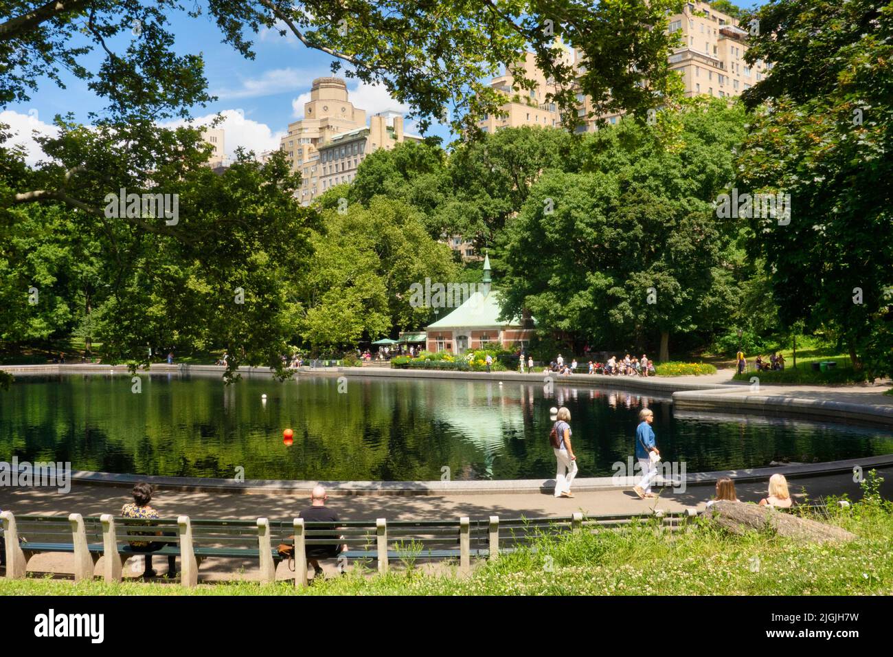 Conservatory Water and The Kerbs Memorial Boathouse in Central Park ...