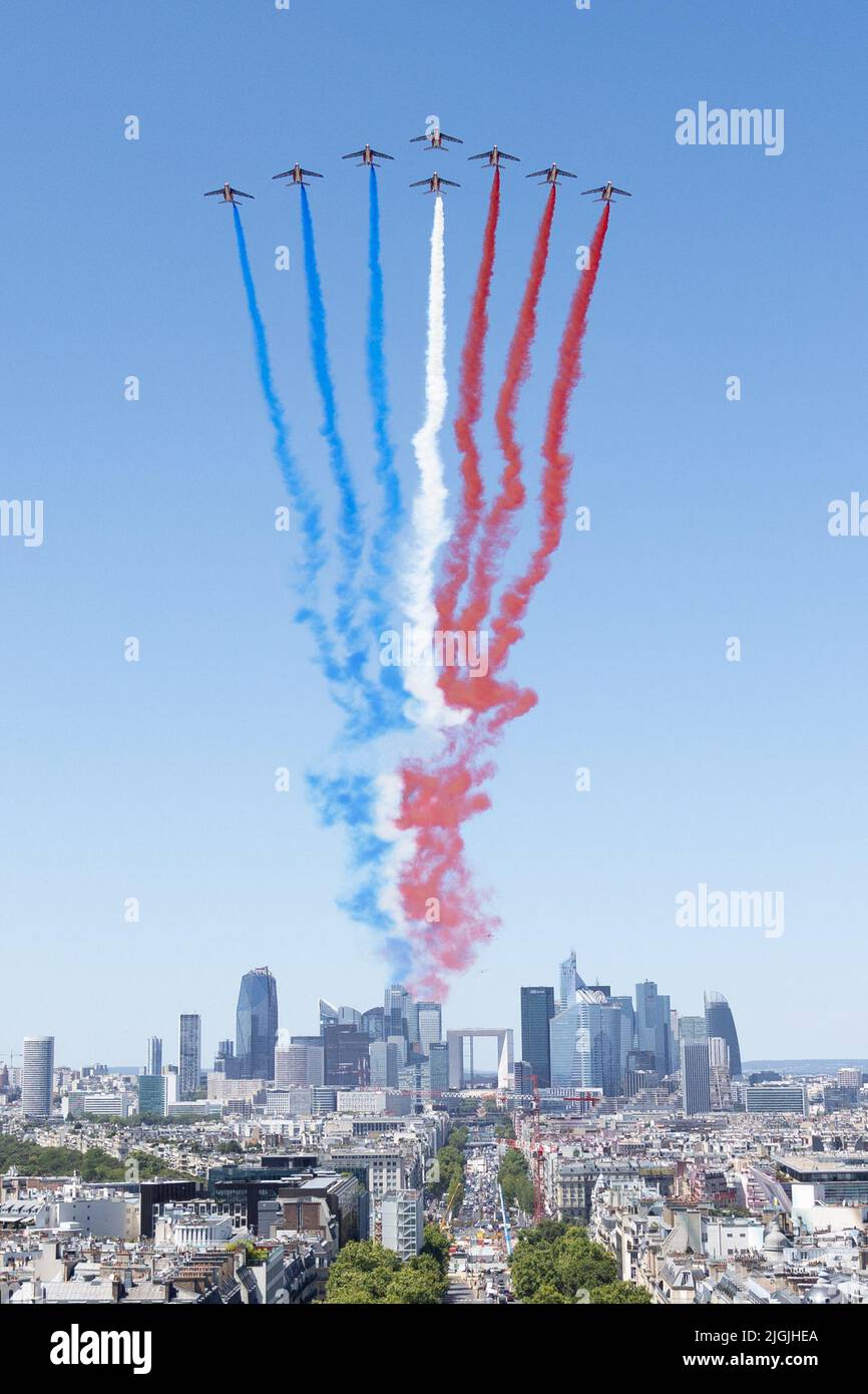 Alpha jets from the French Air Force Patrouille de France fly over La ...