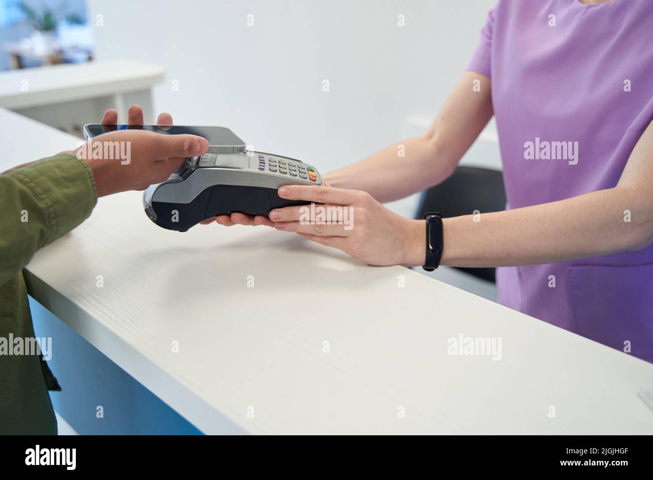 Male hands payment terminal hi-res stock photography and images - Alamy