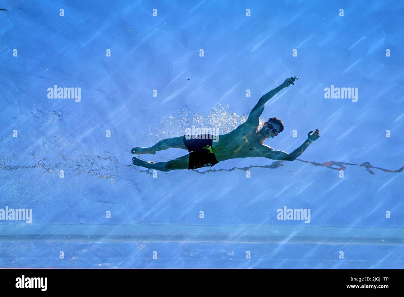 Nine elms swimming pool between buildings hi-res stock photography and ...
