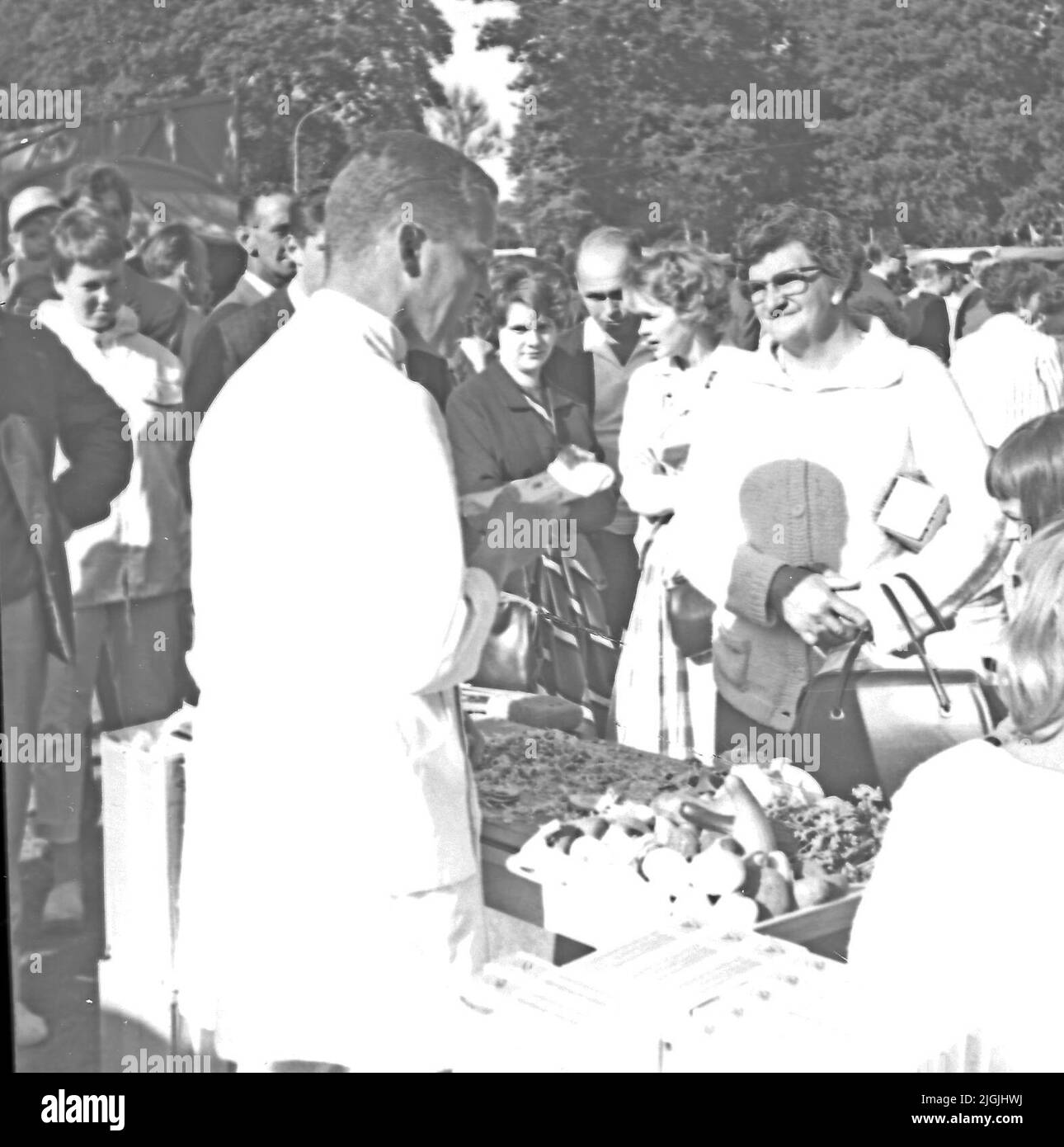 Market stalls crowd people Black and White Stock Photos & Images - Alamy