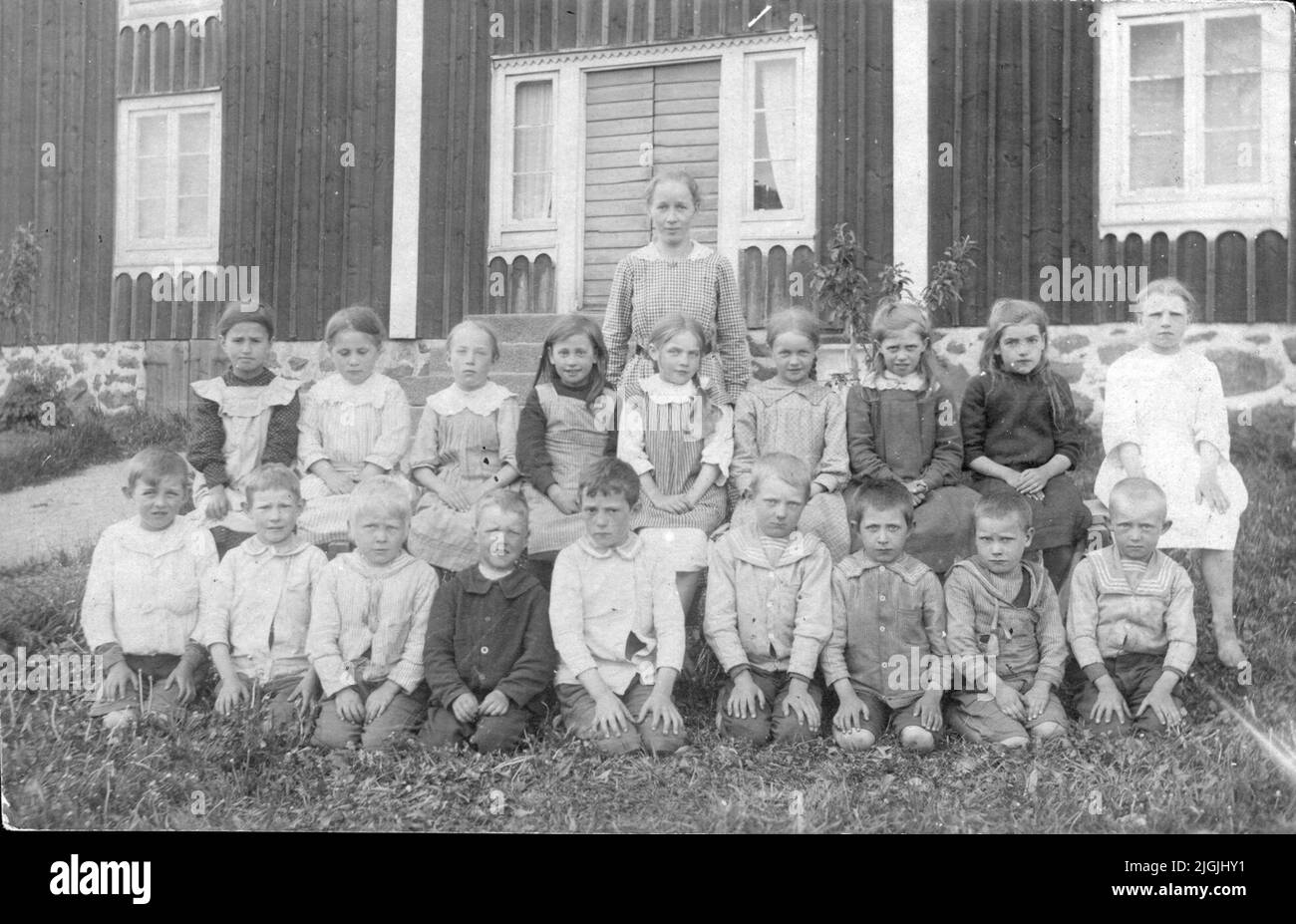 Skola Small school in pine. Group portrait with children around 1920 ...