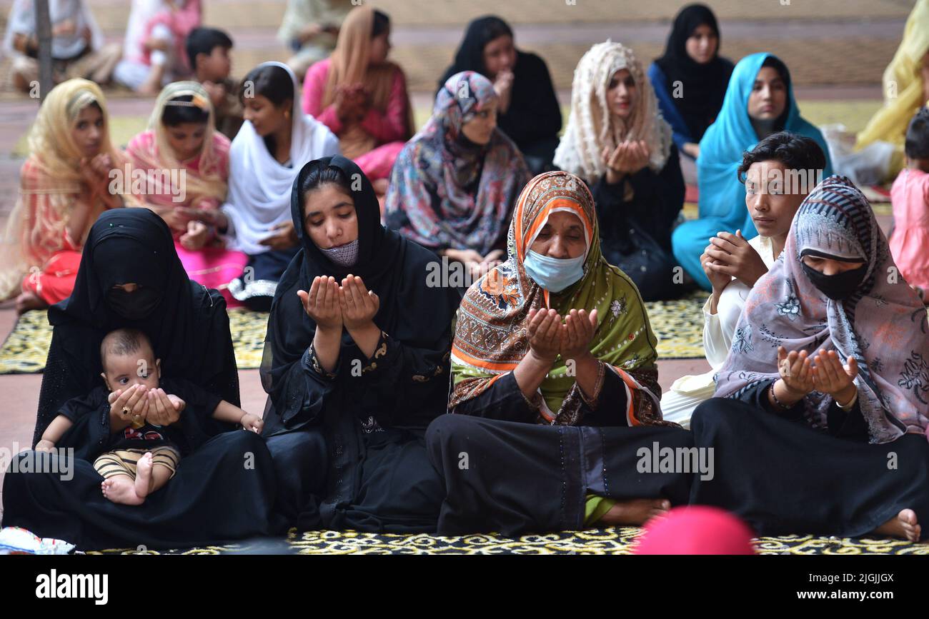Pakistani Muslims offer Eid al-Adha prayers at the historical Badshahi ...