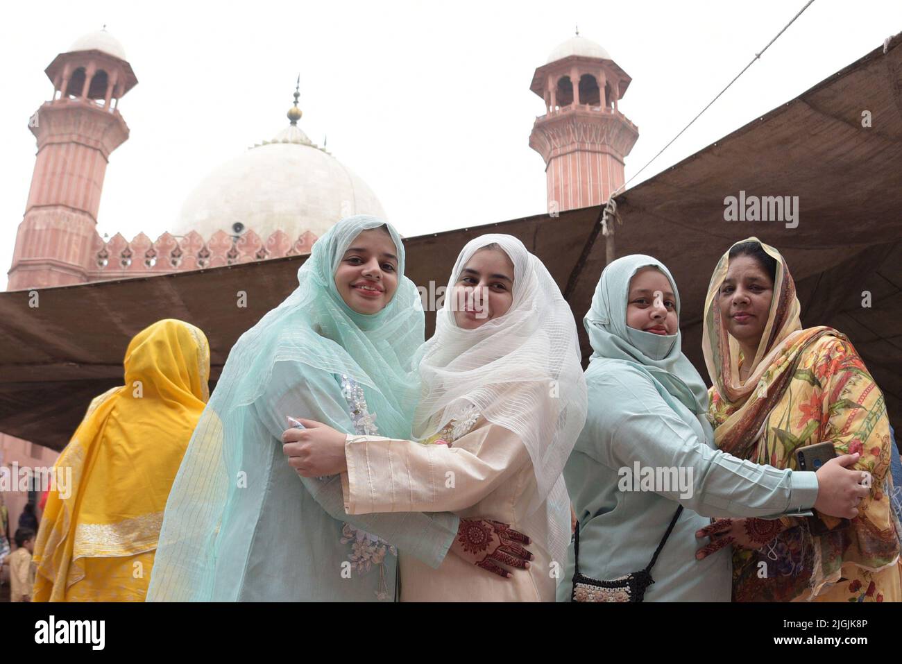 Pakistani Muslims offer Eid al-Adha prayers at the historical Badshahi ...