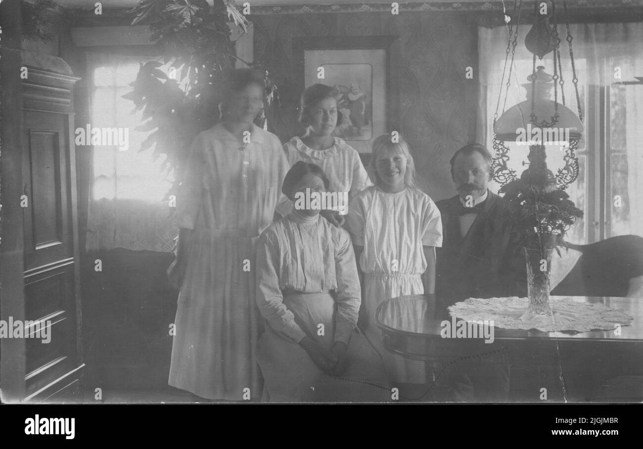Familj The Frölich family. Consisting of dad, mom and three daughters ...