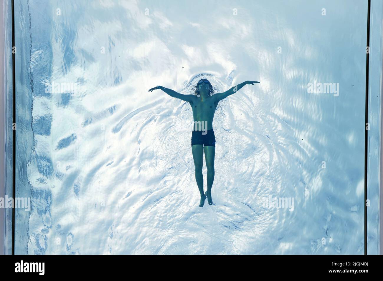 Nine elms swimming pool between buildings hi-res stock photography and ...