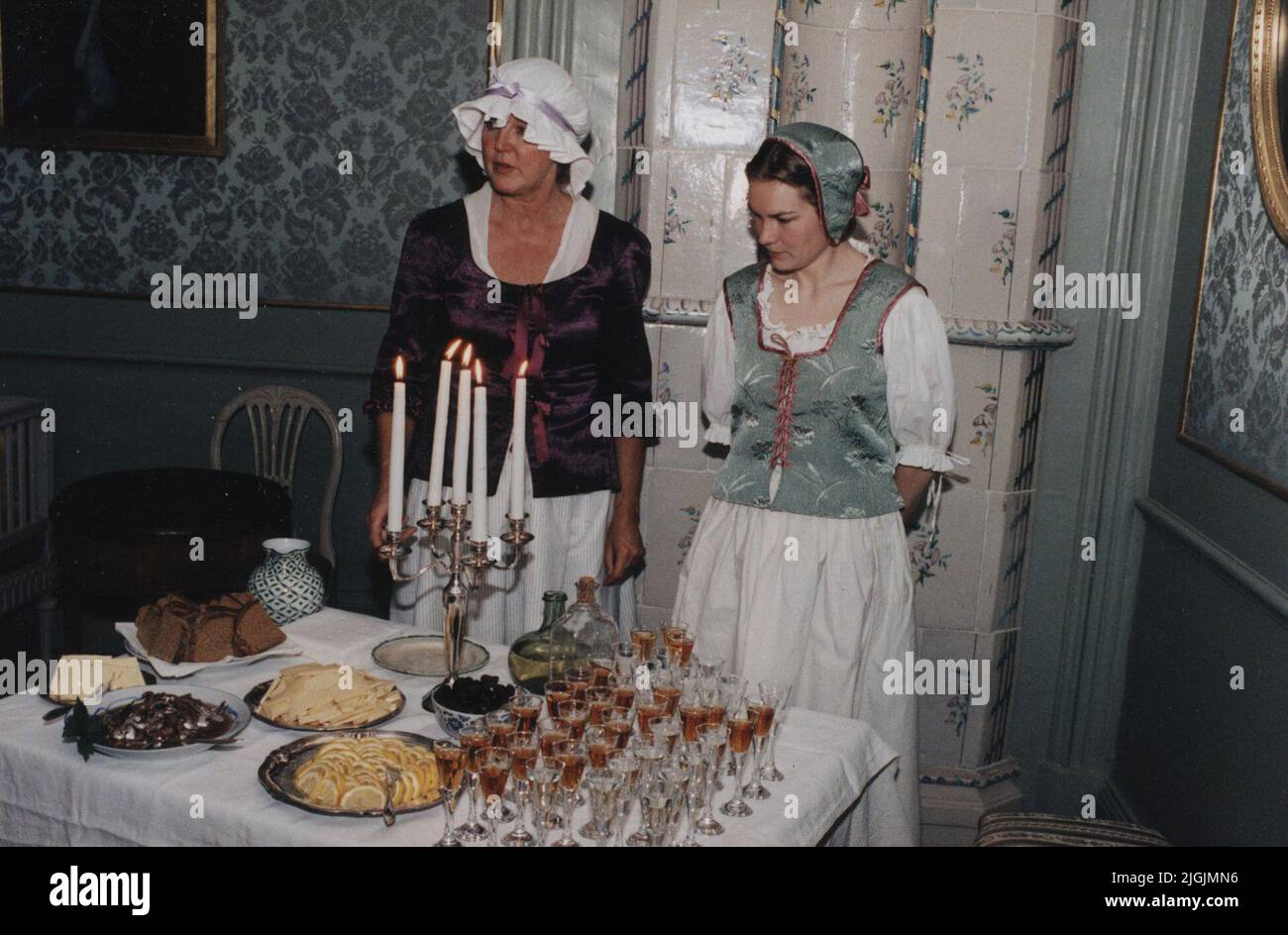 Servering Serving brandy tables in Grevagården's 18th century ...