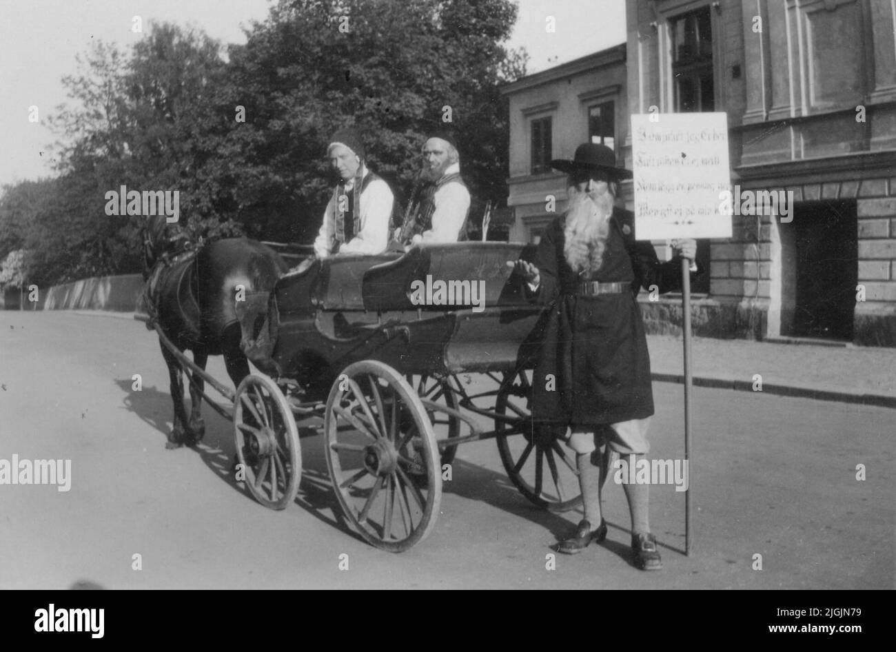 Dragdjur Actor embodies "Wittus Andersson" in the typical Bleking ...
