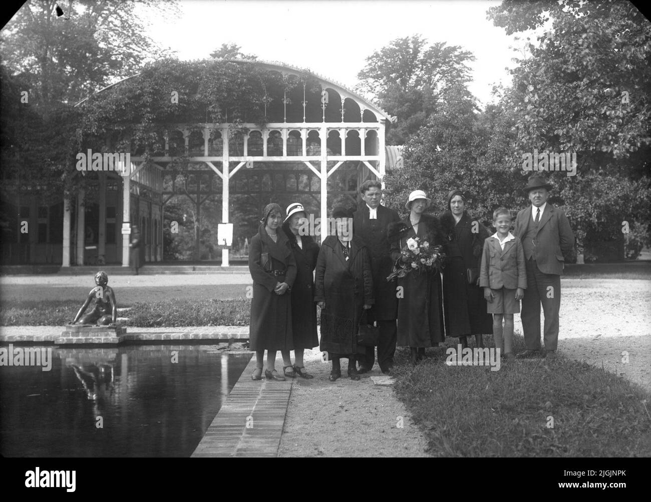 Familj Group photo of family in front of Brunnshallen, Ronneby Brunn ...
