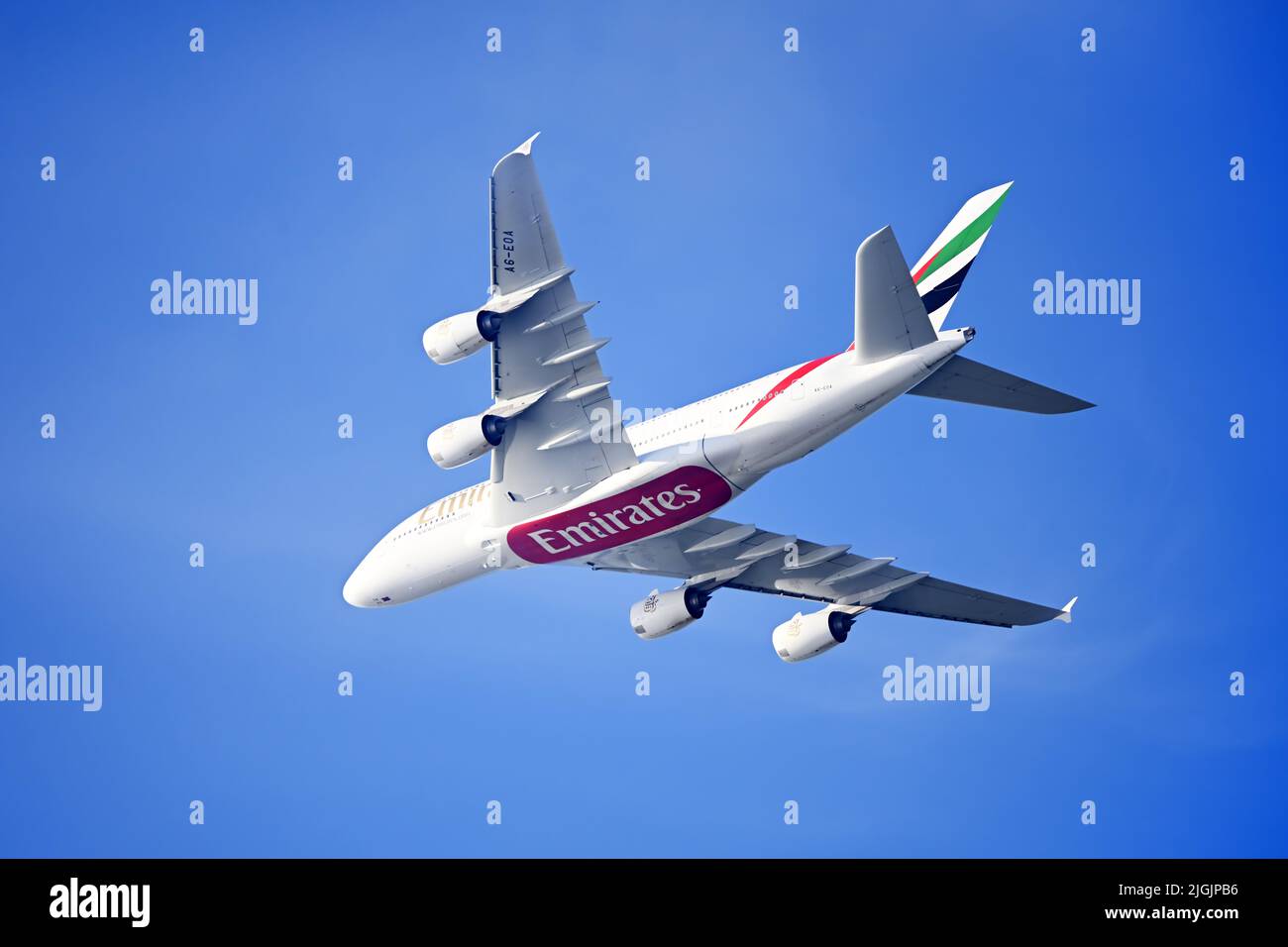 Emirates fluggesellschaft airbus a380 hi-res stock photography and ...