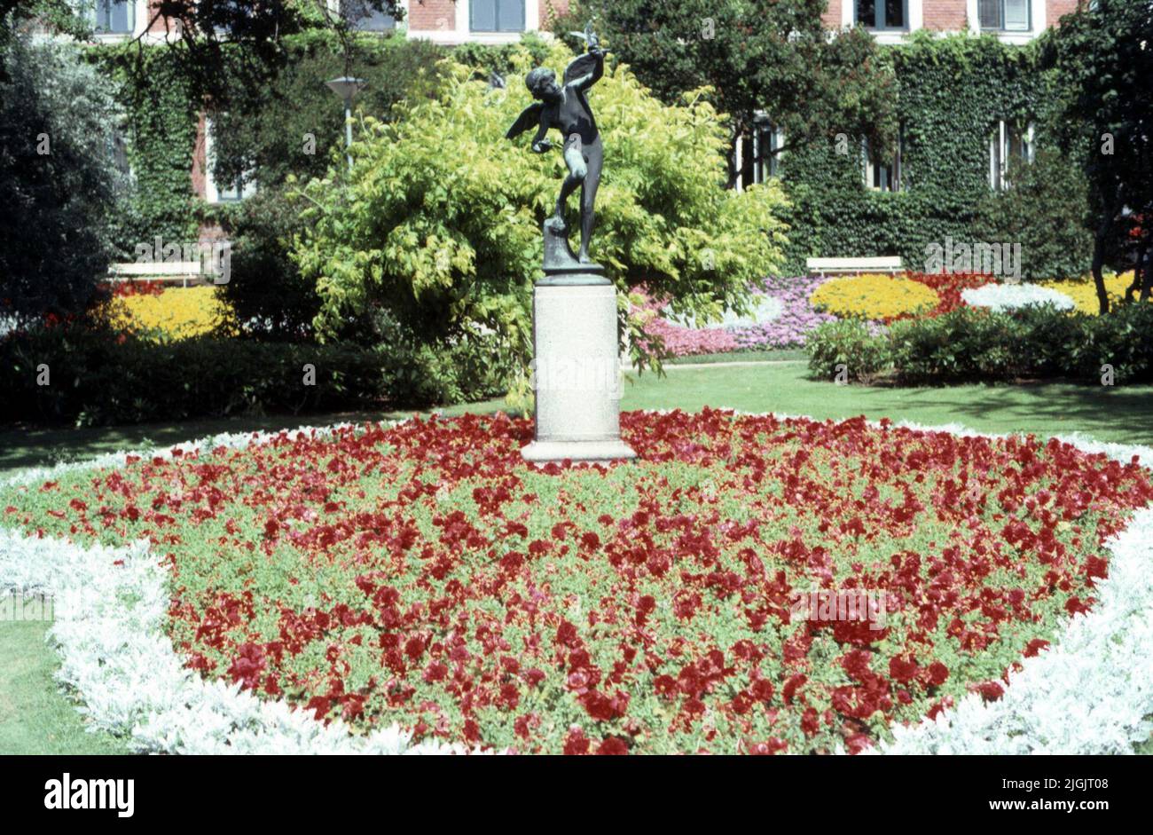 The bronze statue "The delight" by the artist Per Hasselberg in ...