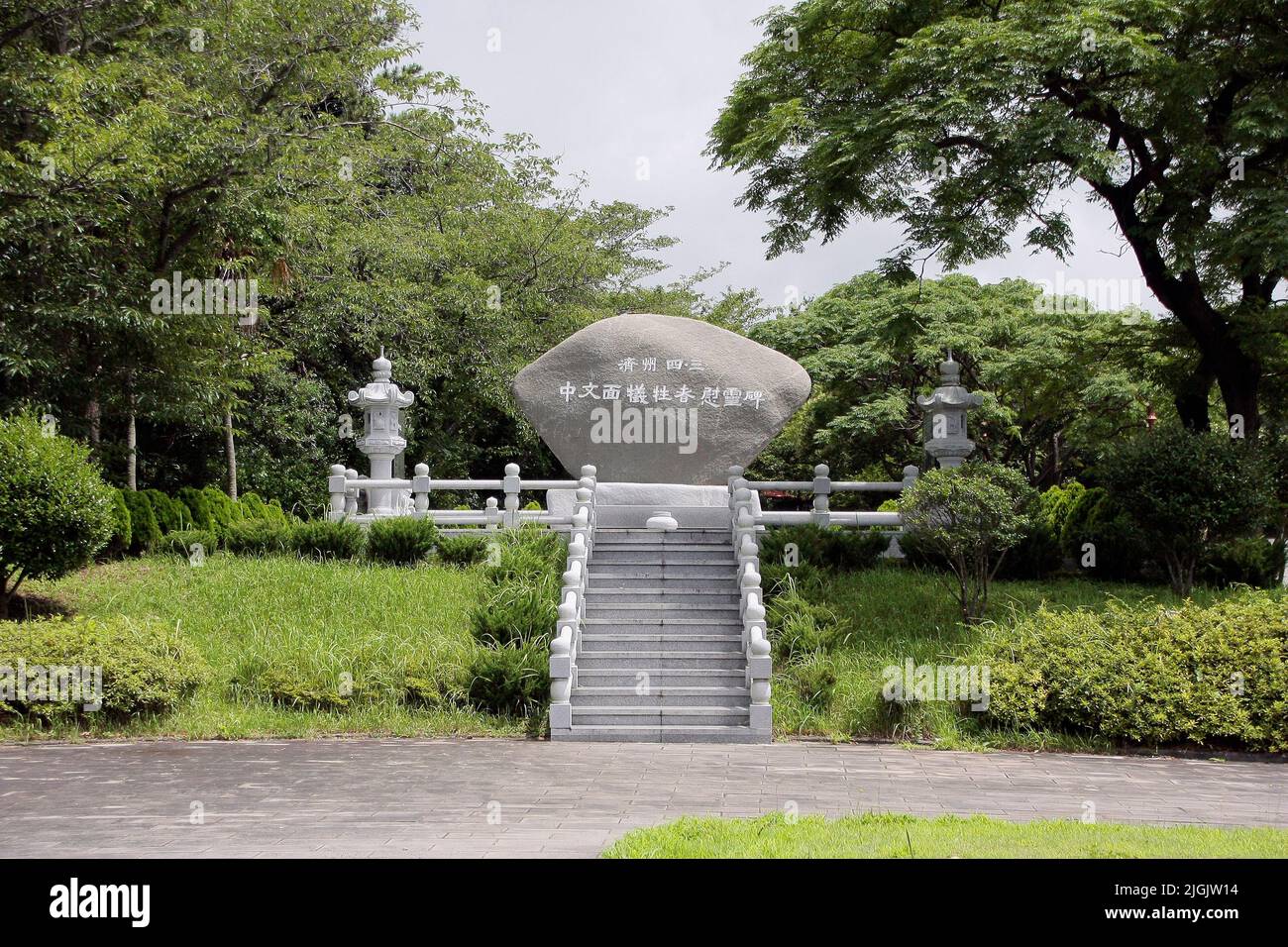 General street view temple hi-res stock photography and images - Alamy