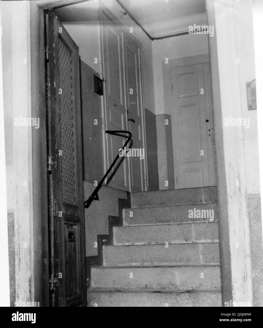 Interiör The stairs up from the outer gate to the upper floors with ...