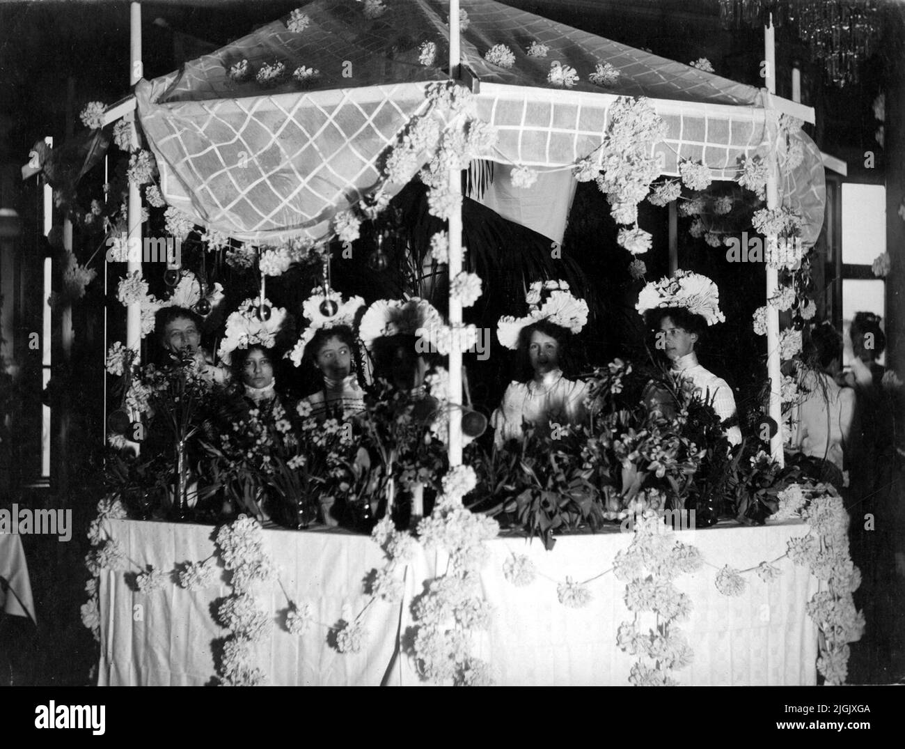 Basar The bazaar in the Freemason cellar on 8 & 9/3. The income came to ...