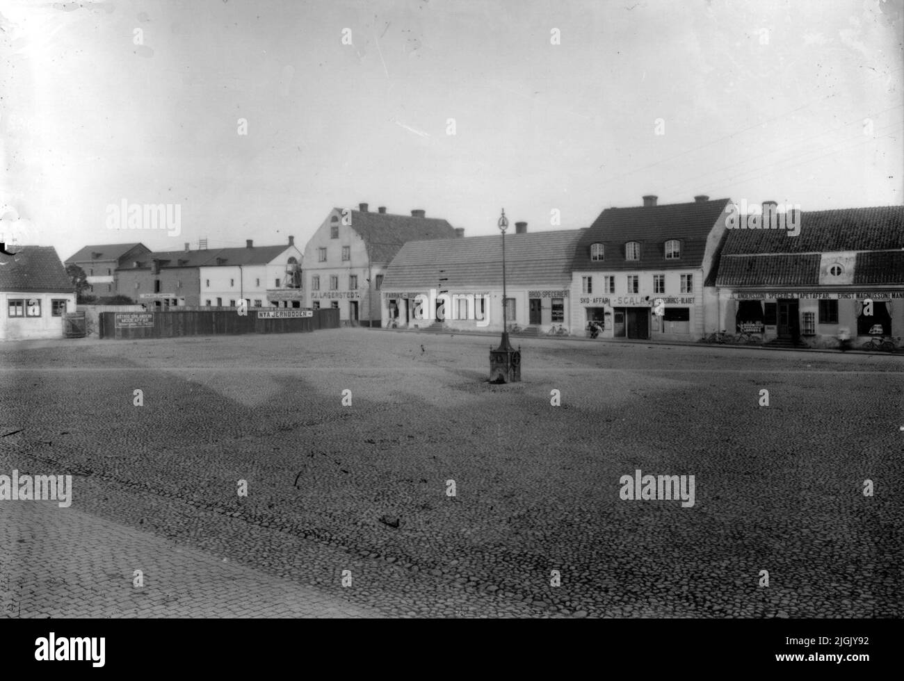 Affärsbyggnad The eastern corner of Stortorget. In the middle Hörnhuset ...