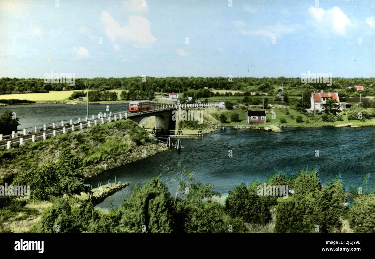 Skärgård A line bus passes on the Skällösund Bridge between Knarrholmen ...