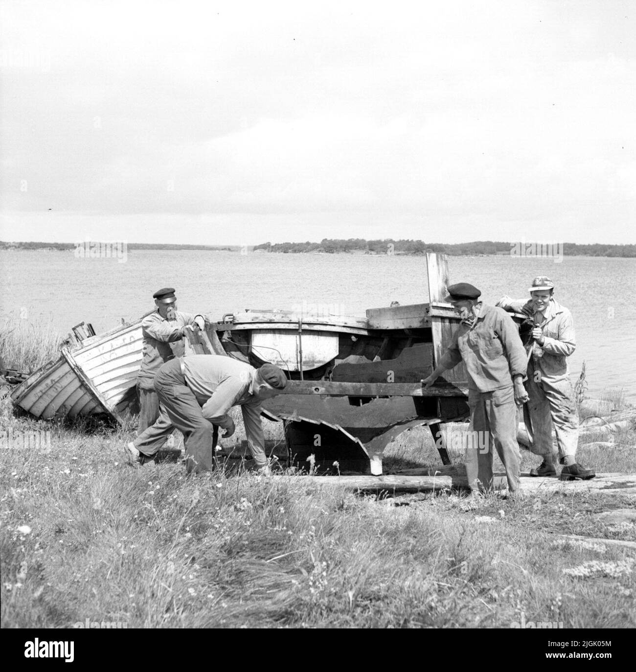 Båt The ITUSAKEN KNUB KA 50 "Soan" is rolled to the bridge on Ytterön ...