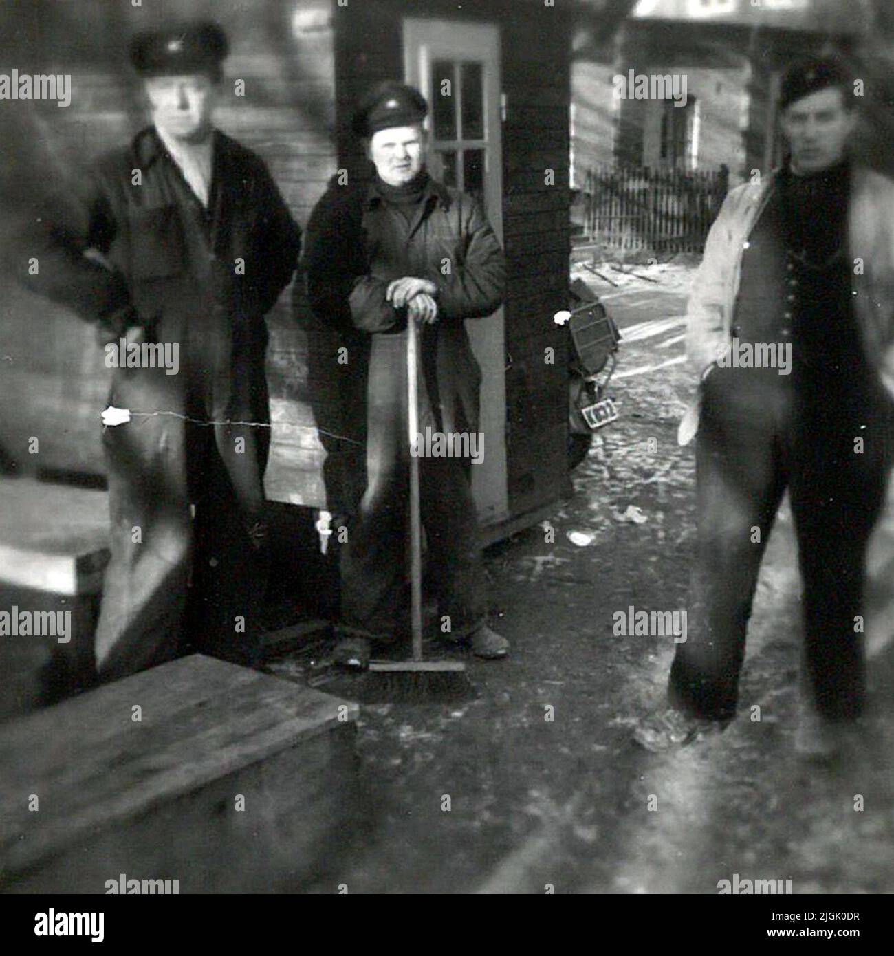 Telegrafarbetare Telegraph workers at the telegraph plant at Hedvigsdal ...