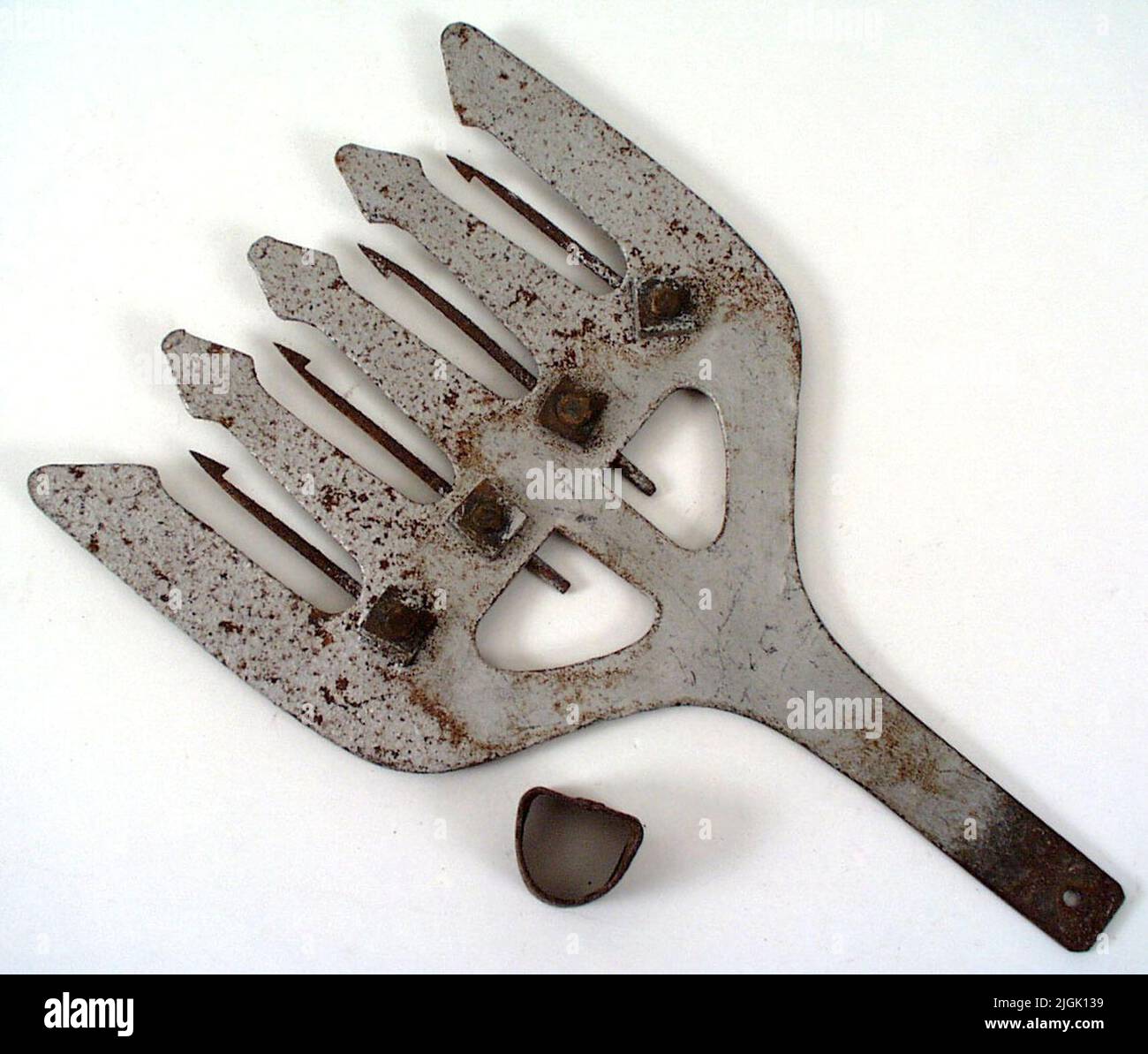 Ljuster Femleva iron of iron plate, the holes attached to brass doubles ...