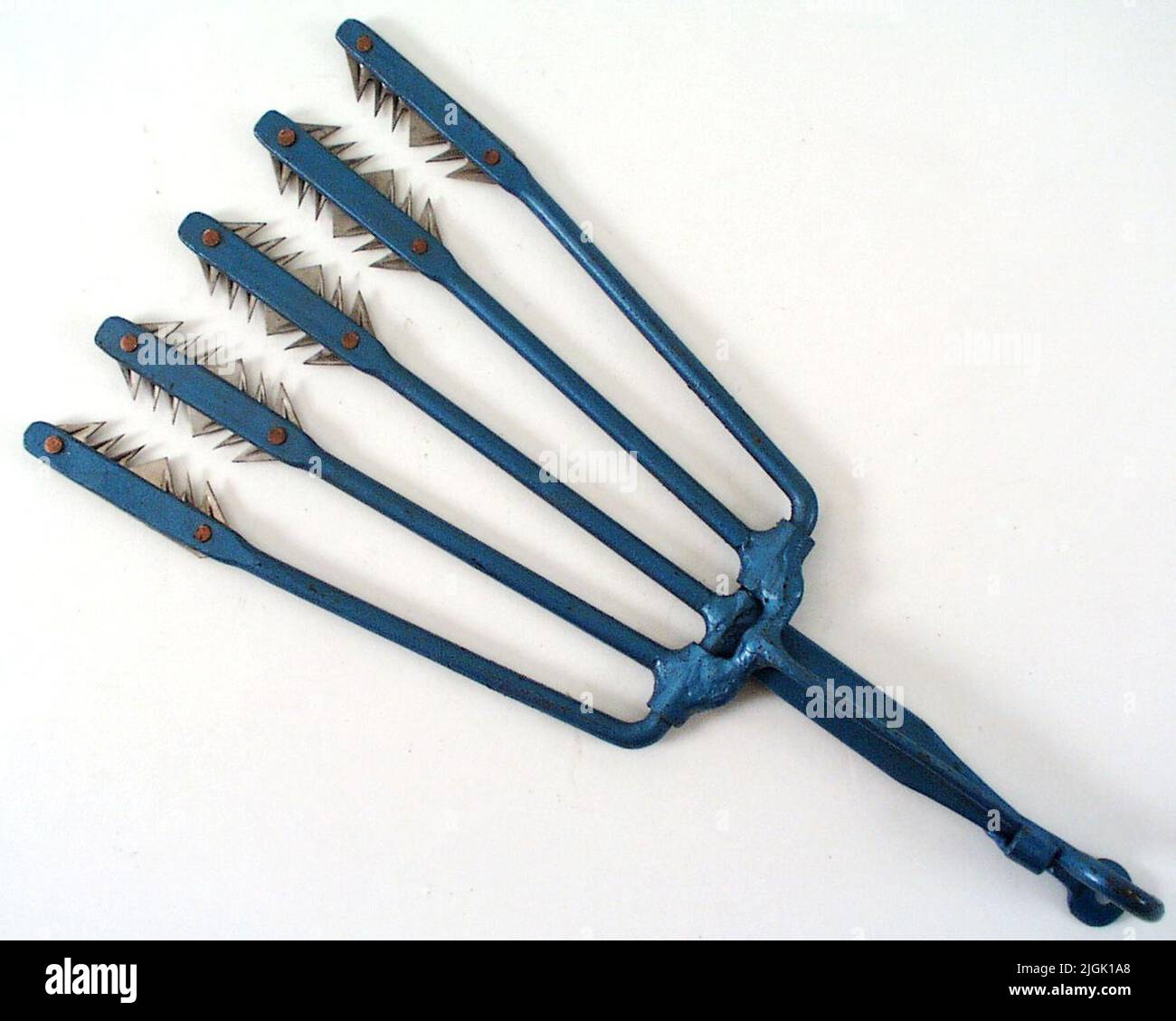 Steel claws hi-res stock photography and images - Alamy