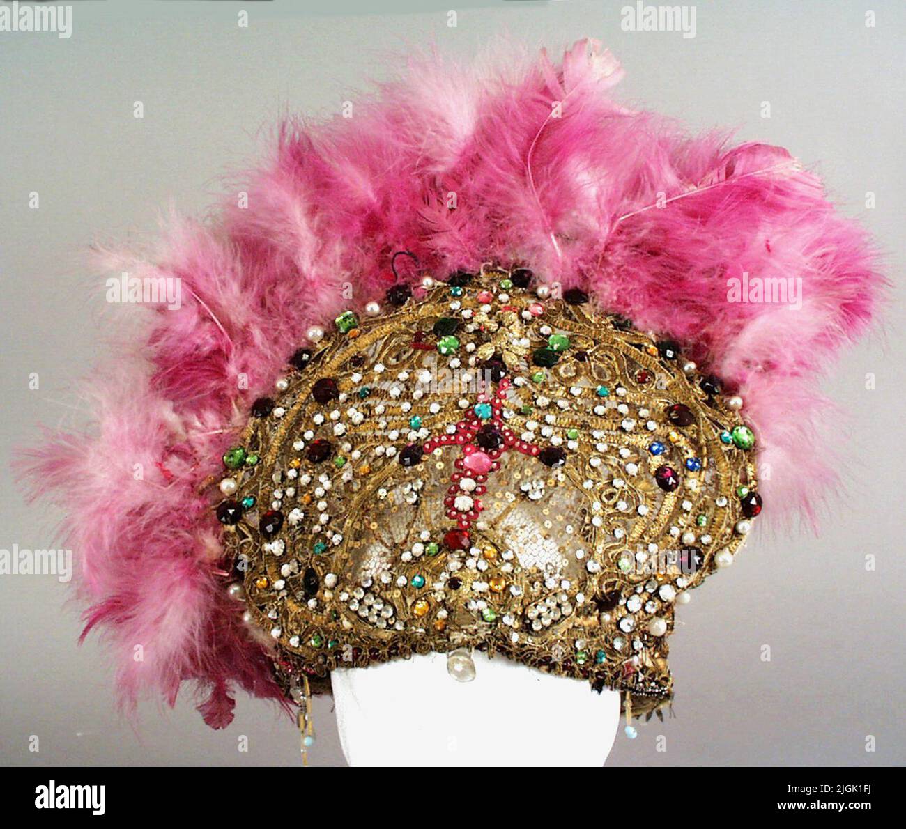 Hatt Hat, front: Fabric of gold lamé. "Gold" pallets, red and black, on ...