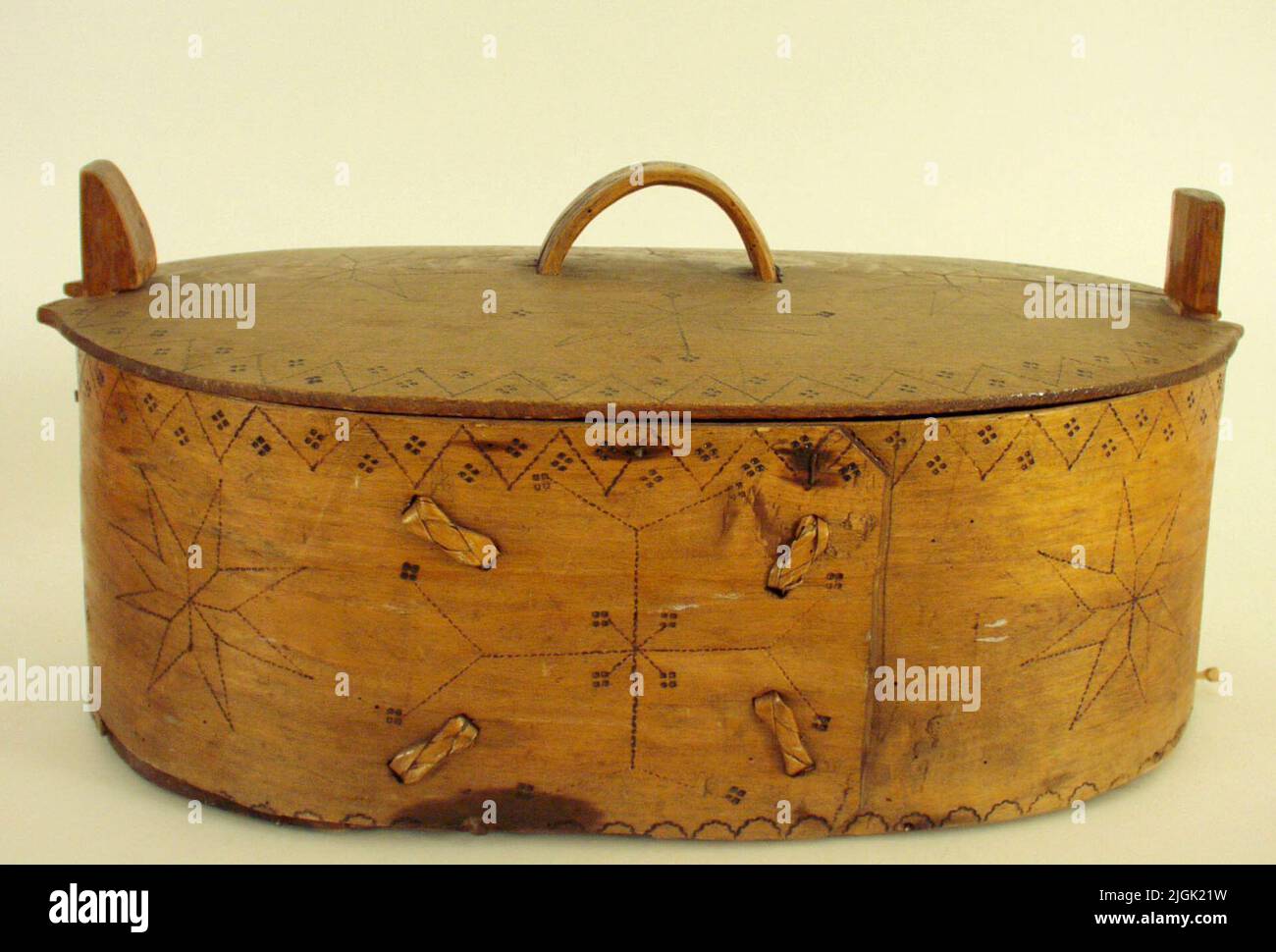 Äska Out. Sweeped snap bag with arched lid with handle. The sweep ...