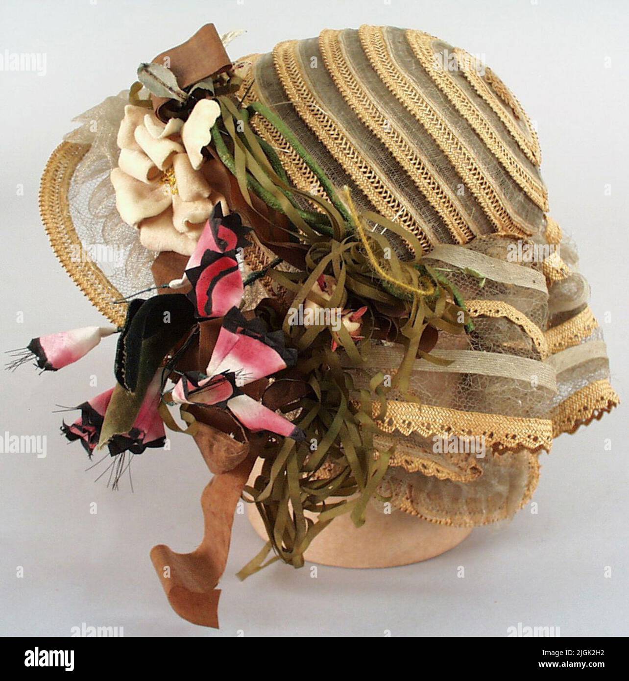 Hatt Women's hat, bahytte -like. Of white tag and straw bands. Decor ...