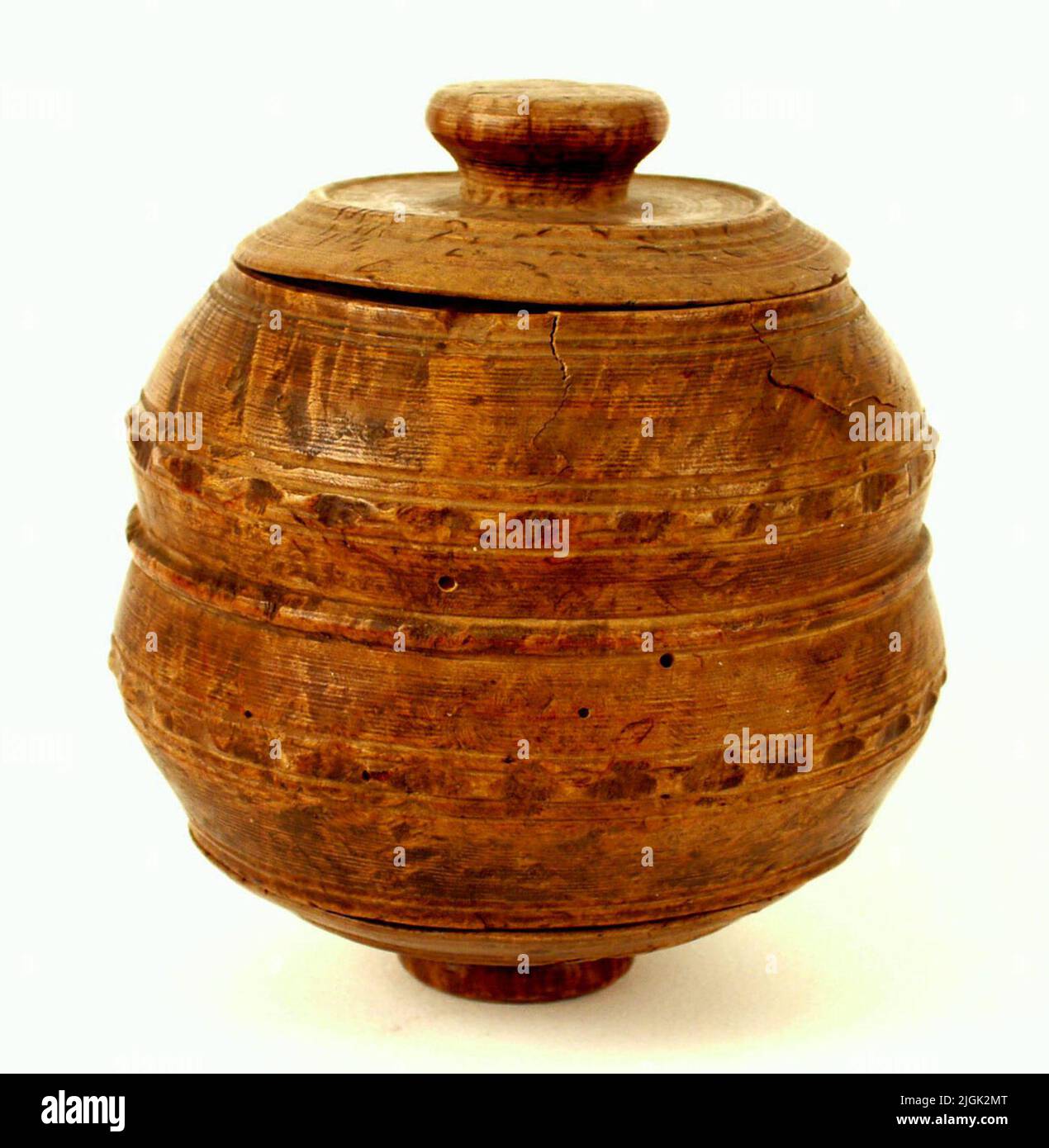 Ask Ask round, turned, of Masur with the bottom in the middle of the ...