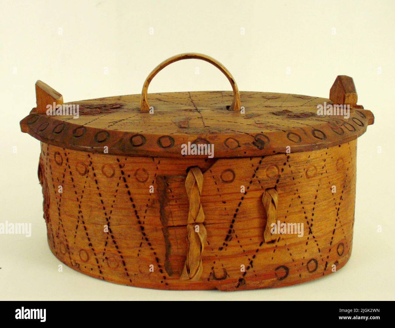 Äska Wooden bag, unpainted with glow -drawn pattern. Lid with handles ...