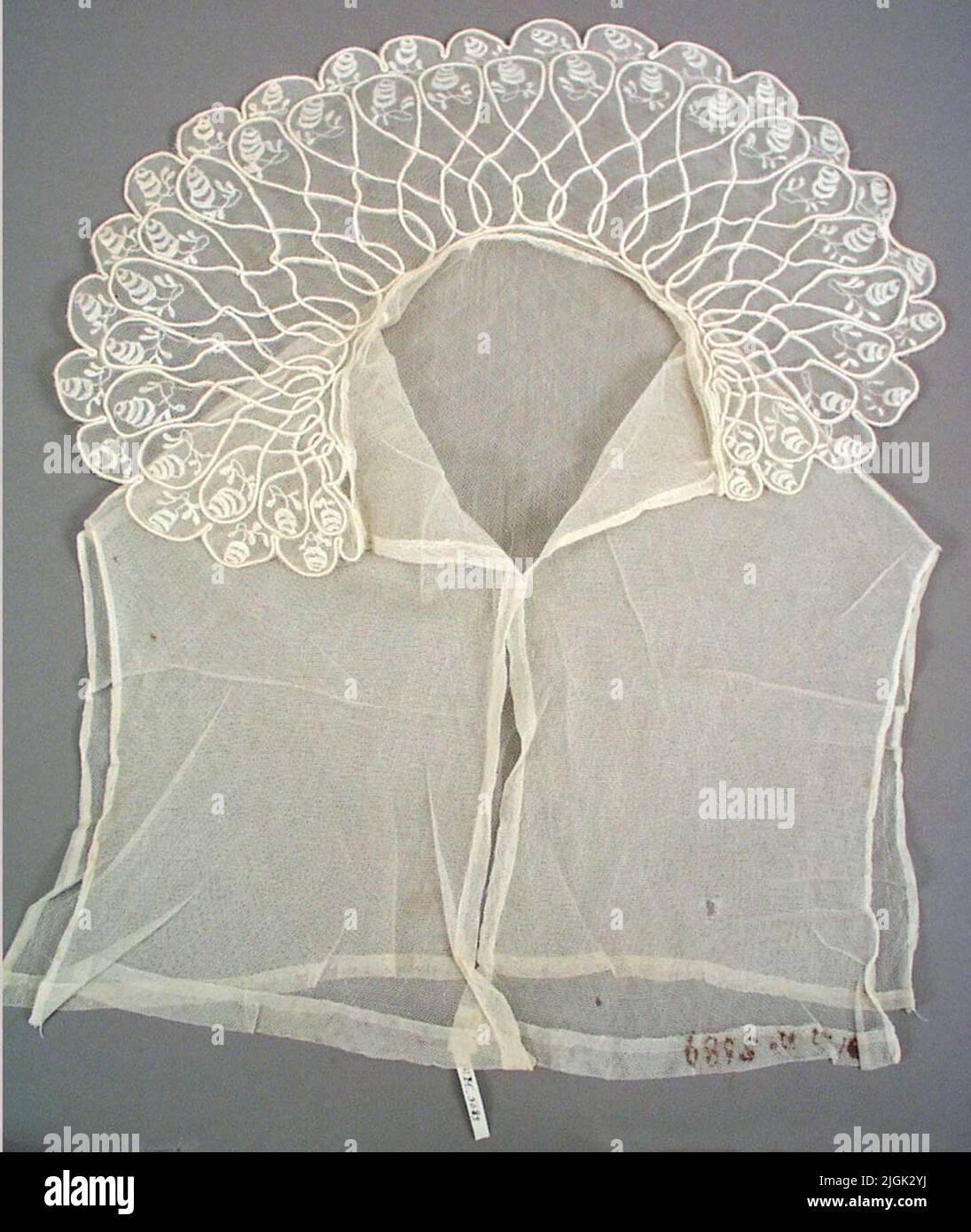 Krage Women's collar. Large of white flor, curved and with rounded ends ...