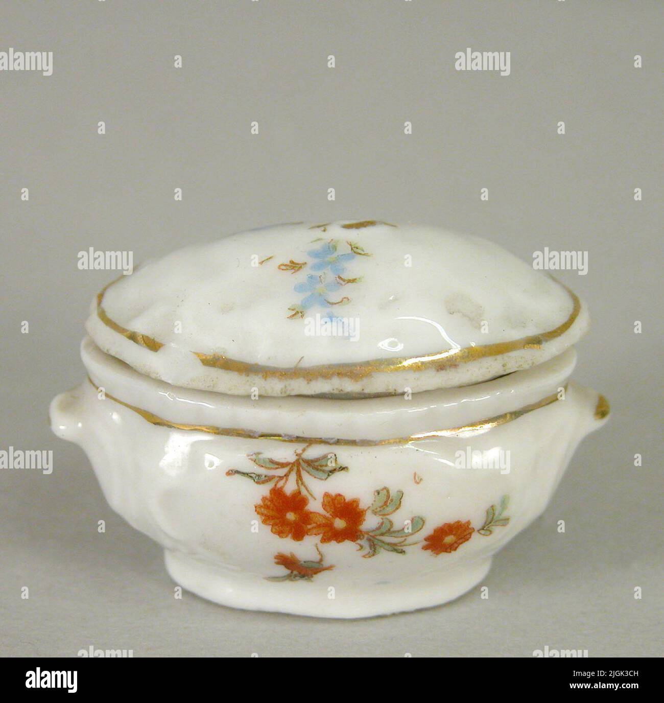 Terrin Terrin, of porcelain. Oval terrin with lid. Flower decorations ...