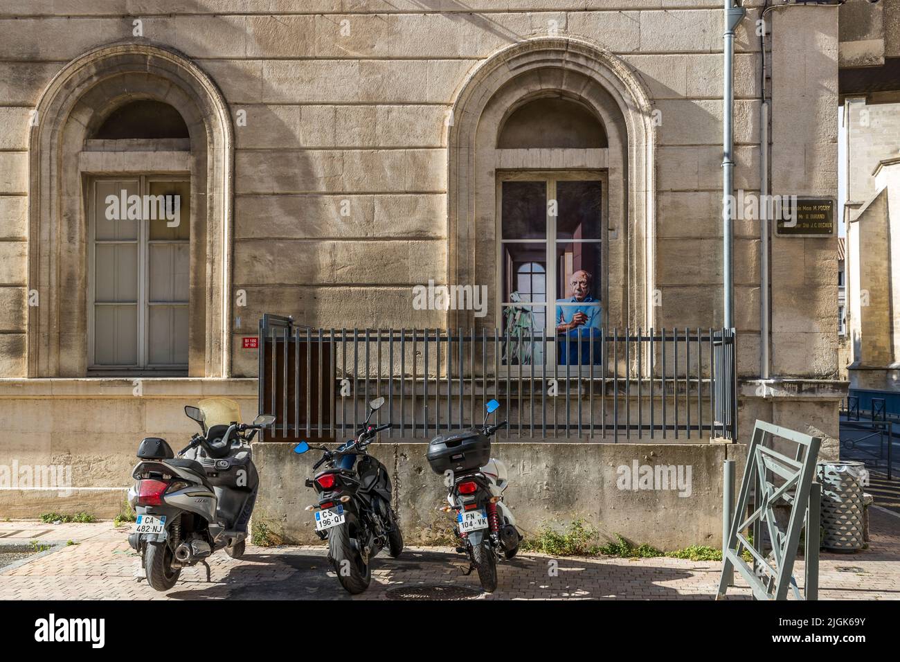 For the Avignon theater festival, many window dummies are gradually ...